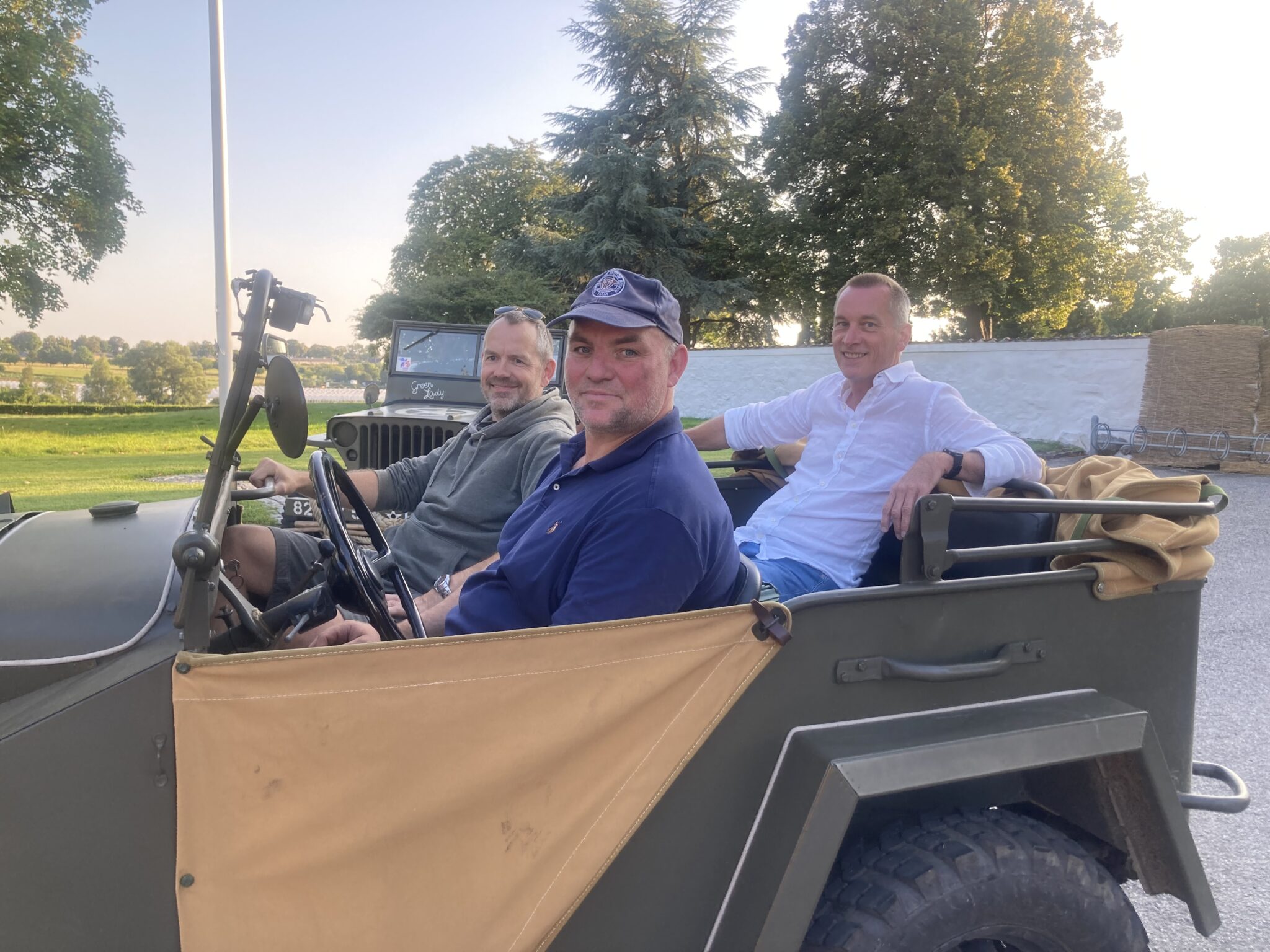 Glade gutter i militærhistoriske køretøjer