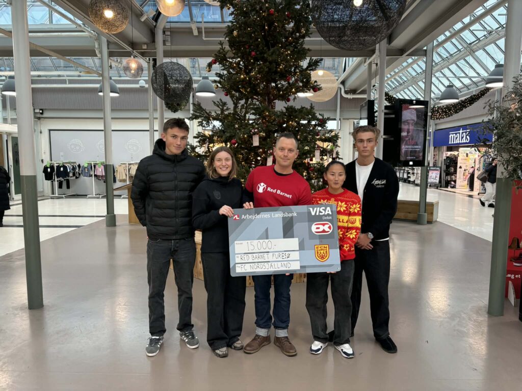 Fodboldstjerner overrakte check til Red Barnet