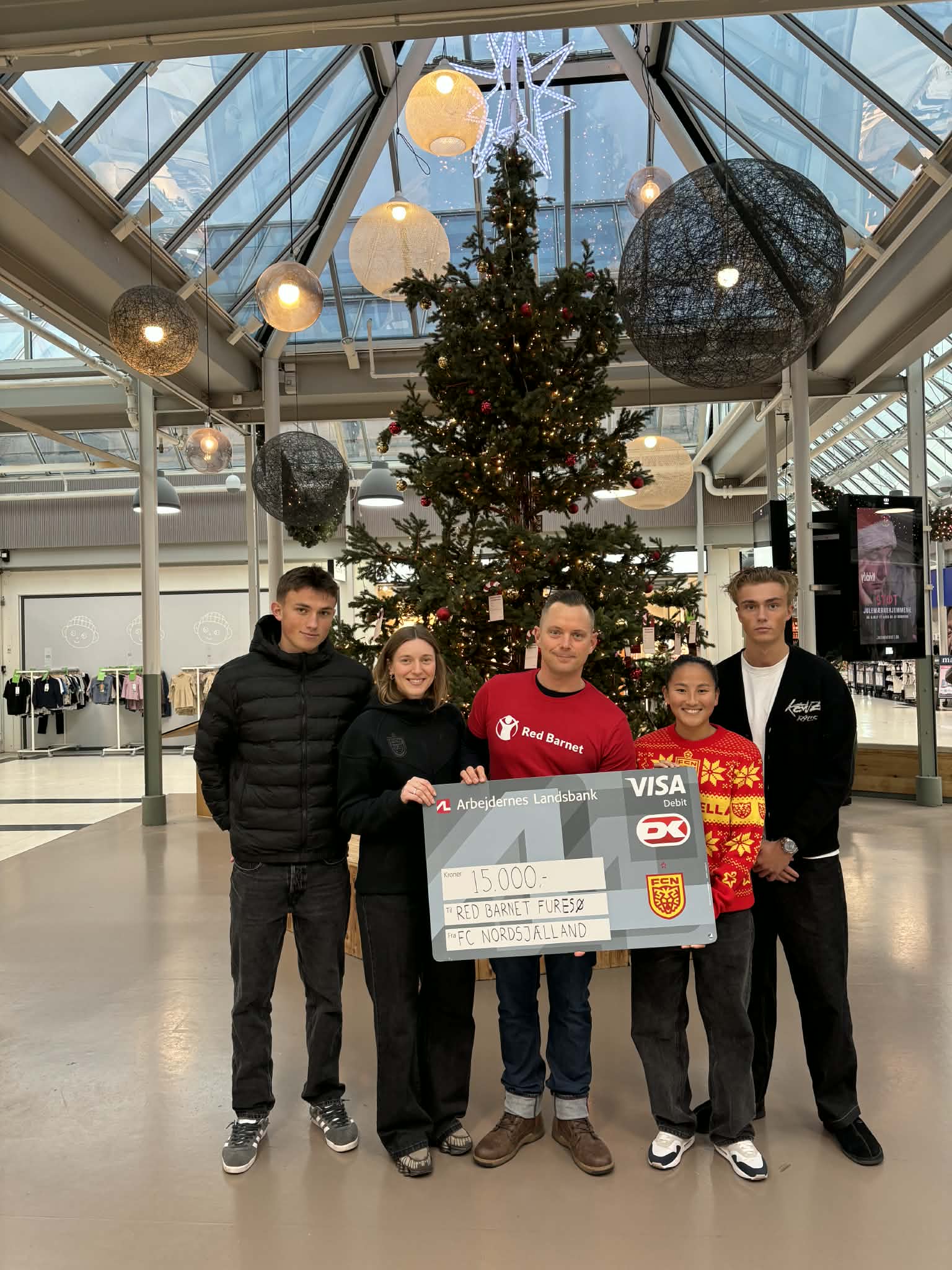 Fodboldstjerner overrakte check til Red Barnet